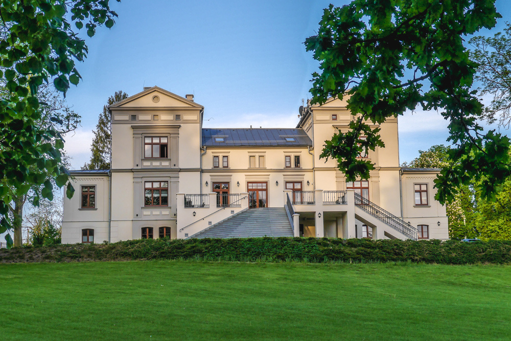 Pałac Warlity – discover and book on Slowhop.com