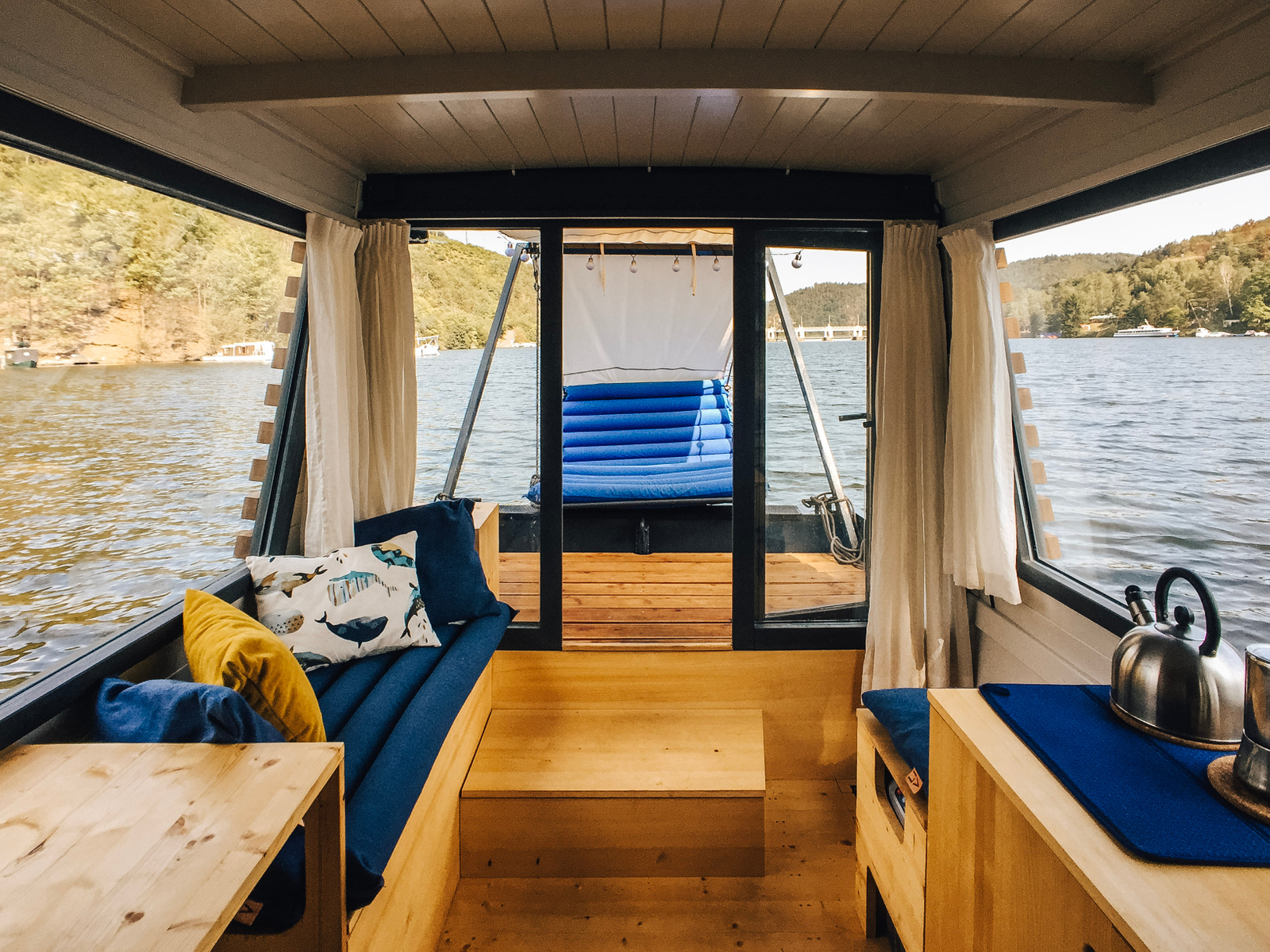 Houseboat MALI - objevujte a rezervujte na Slowhop.com